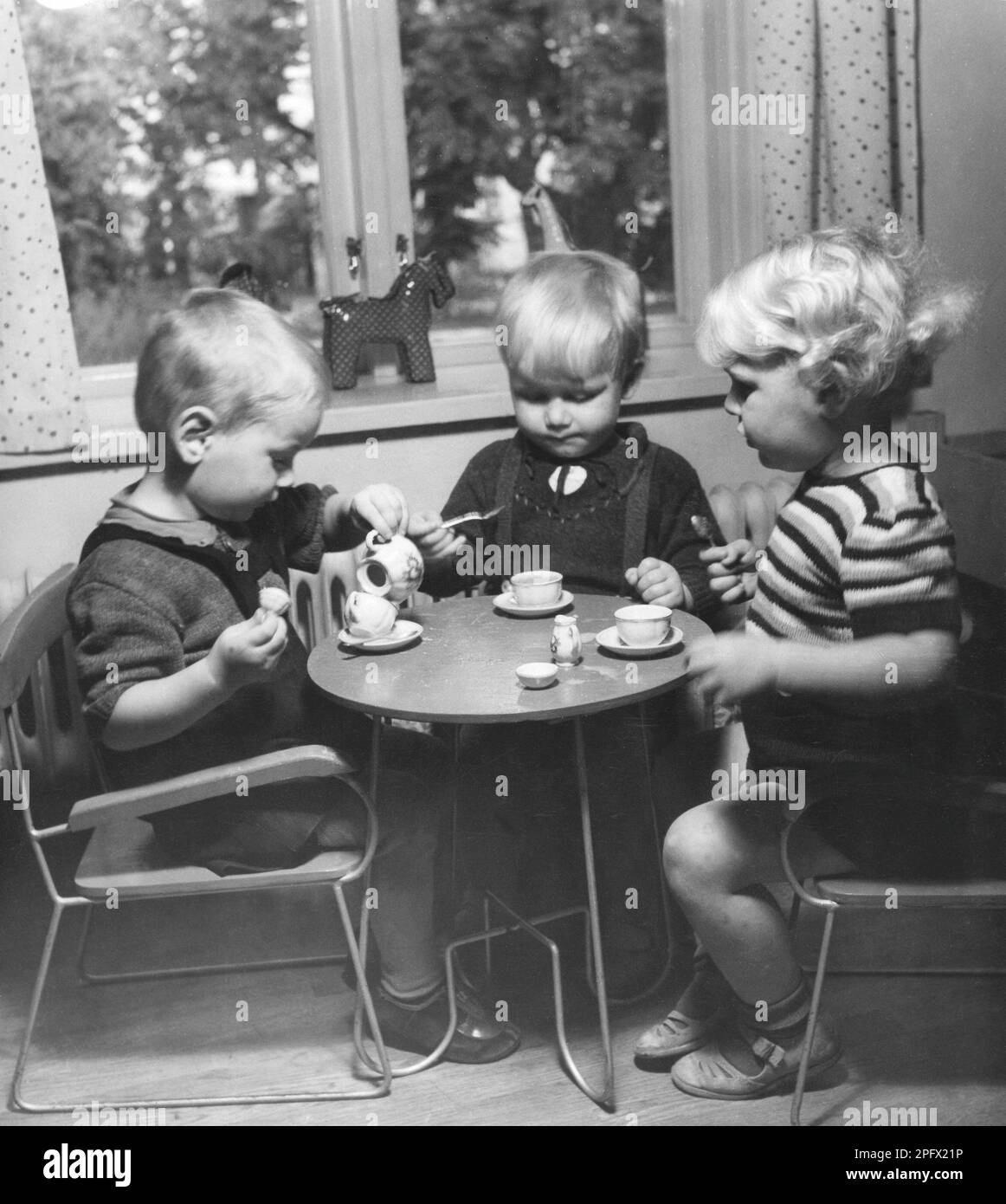 1940s children play hi-res stock photography and images - Alamy