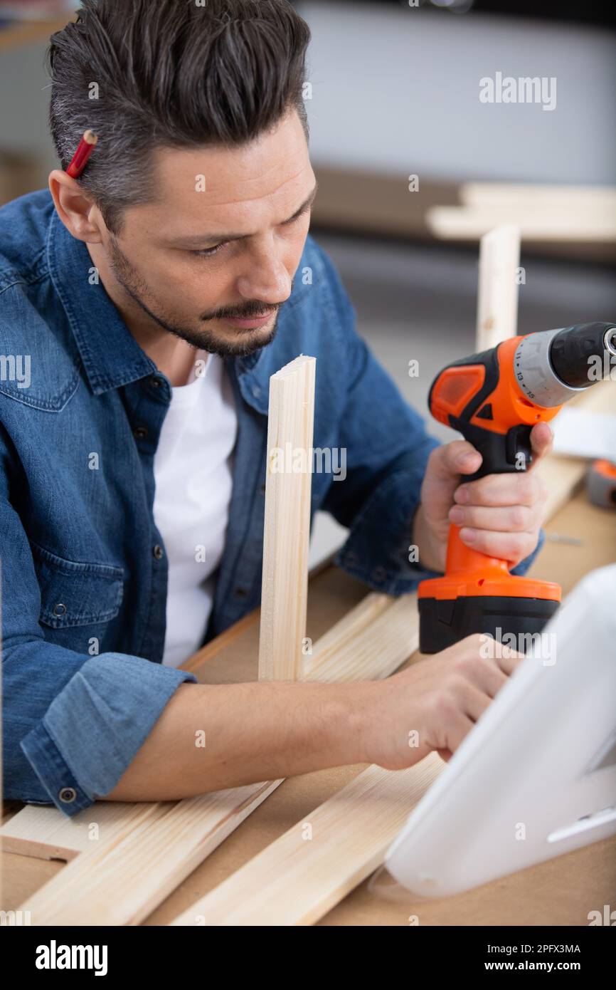 Engineer man carpenter tablet hi-res stock photography and images - Alamy