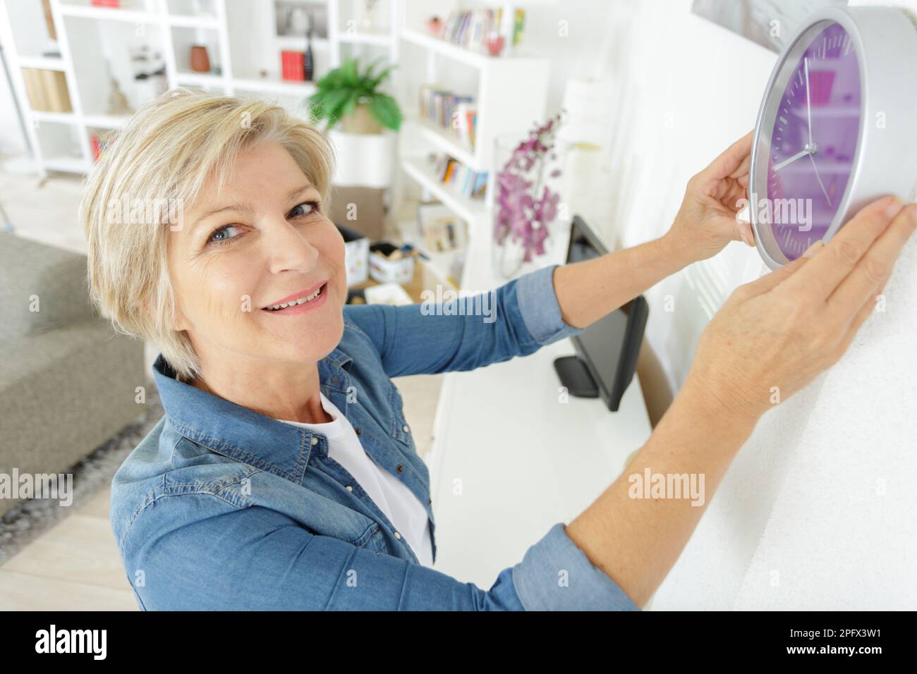 Clock woman senior office hi-res stock photography and images - Alamy