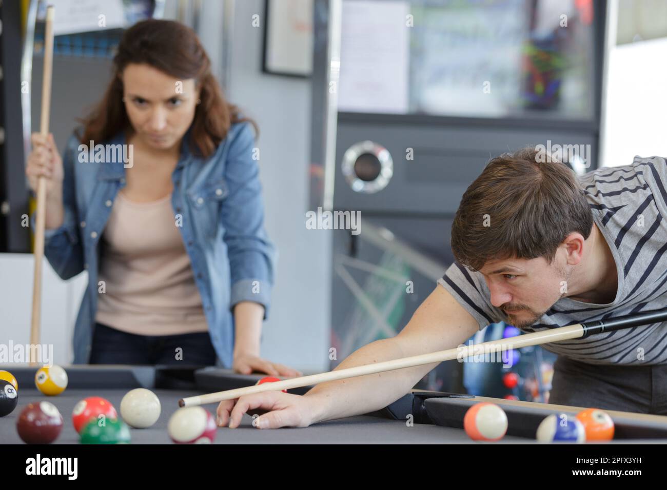 a young couple playing snooker Stock Photo - Alamy