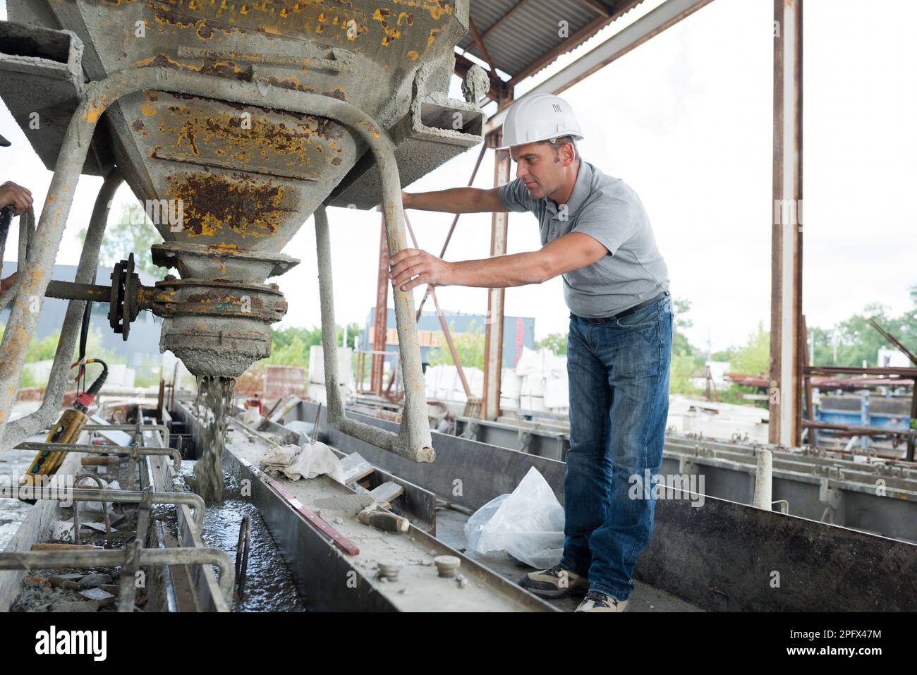 Emptying concrete mixer hi-res stock photography and images - Alamy