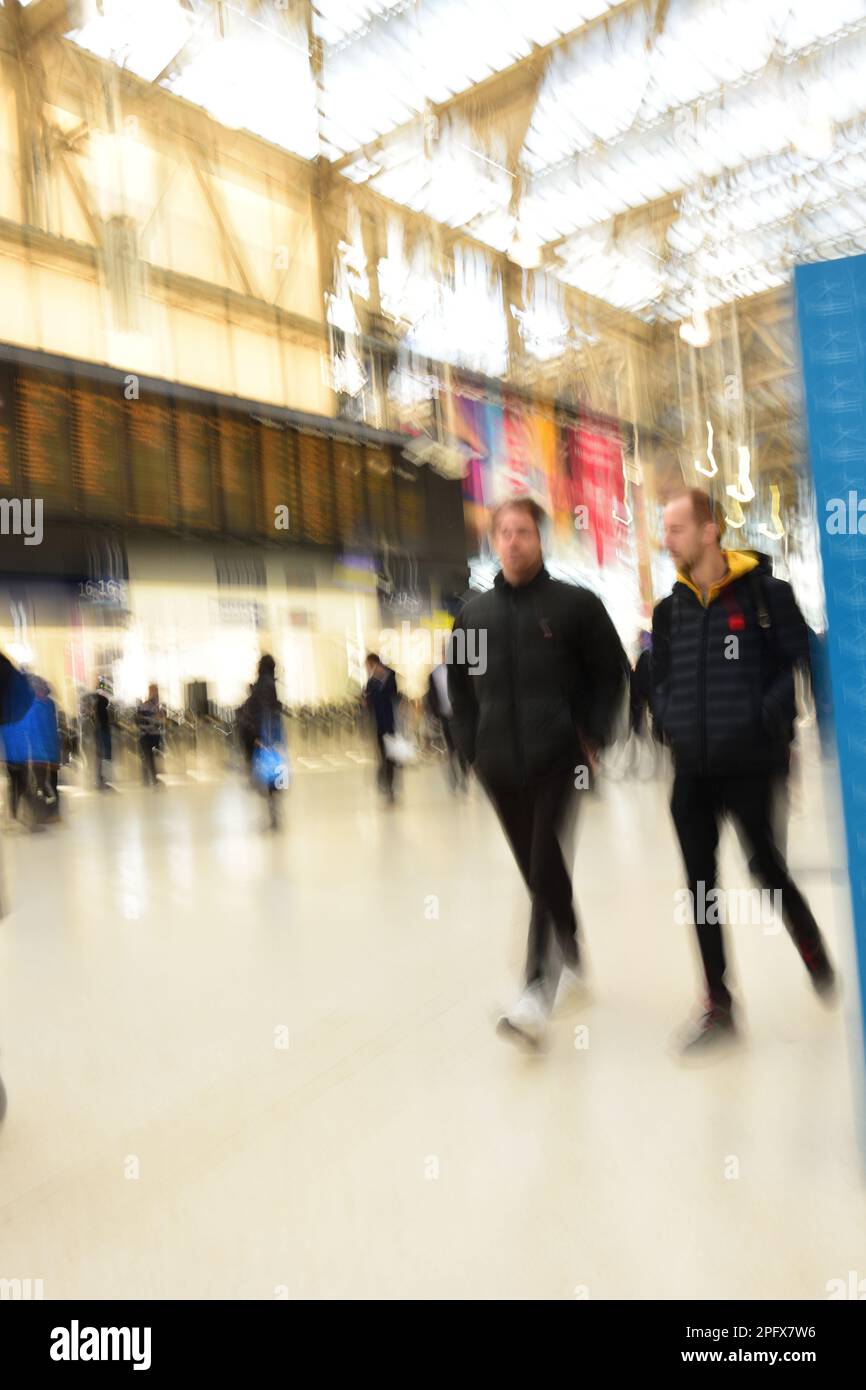 People rushing for their train at London waterloo train station Stock ...