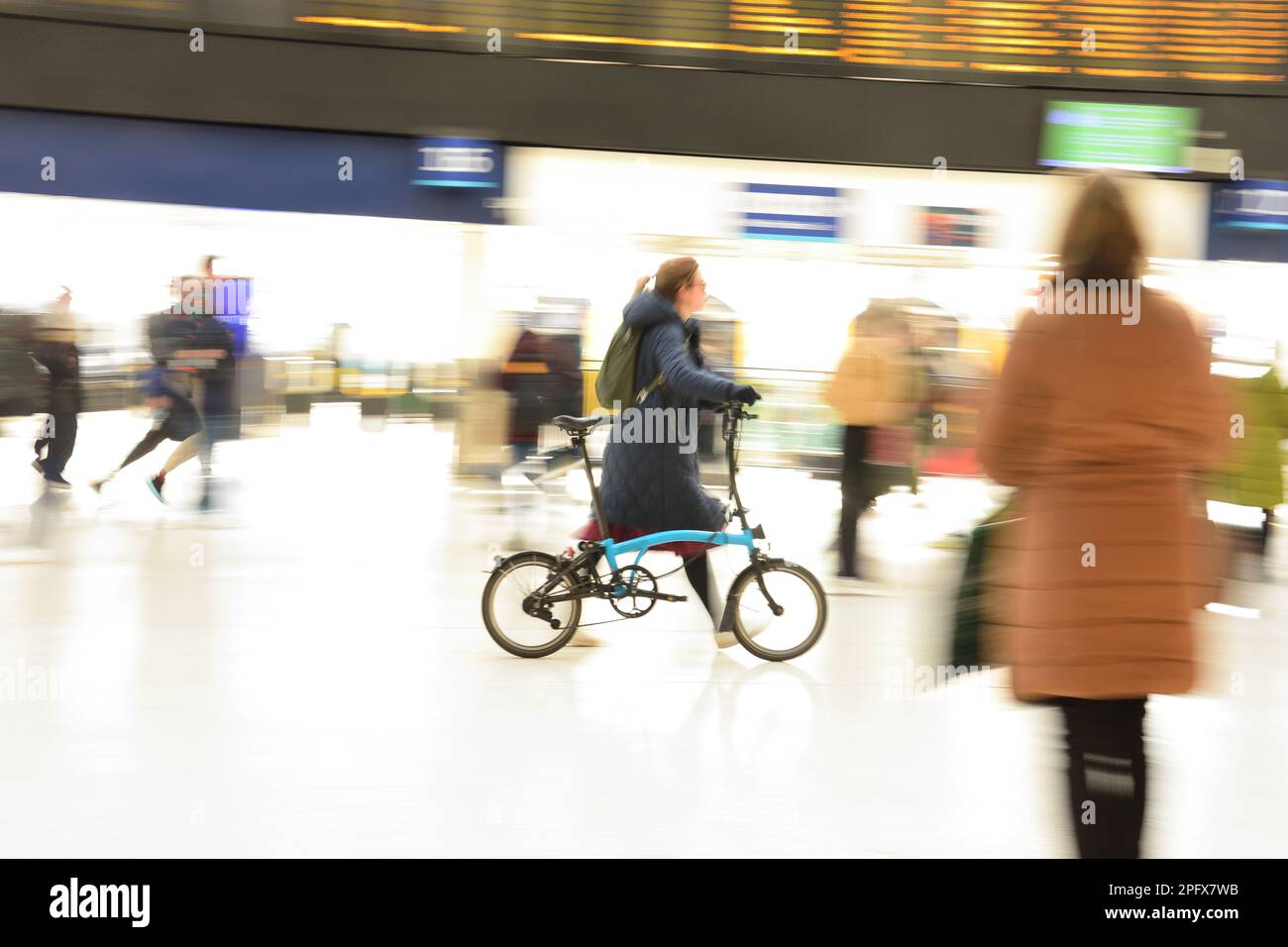 People rushing for their train at London waterloo train station Stock ...