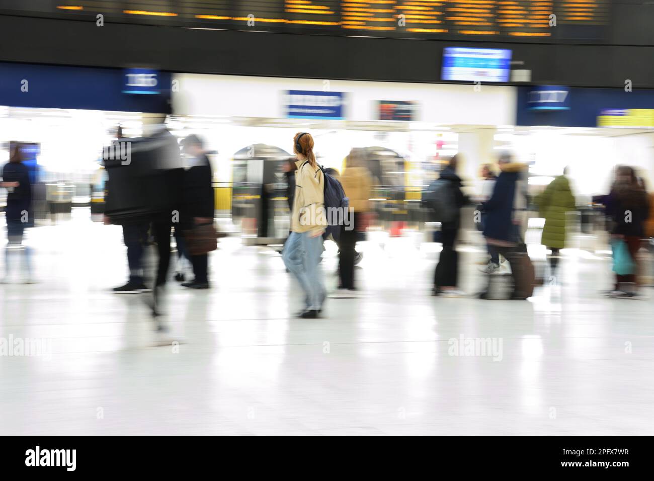 People rushing for their train at London waterloo train station Stock ...