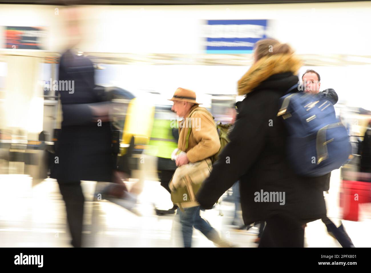 People rushing for their train at London waterloo train station Stock ...