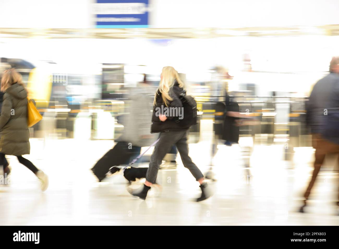 People rushing for their train at London waterloo train station Stock ...