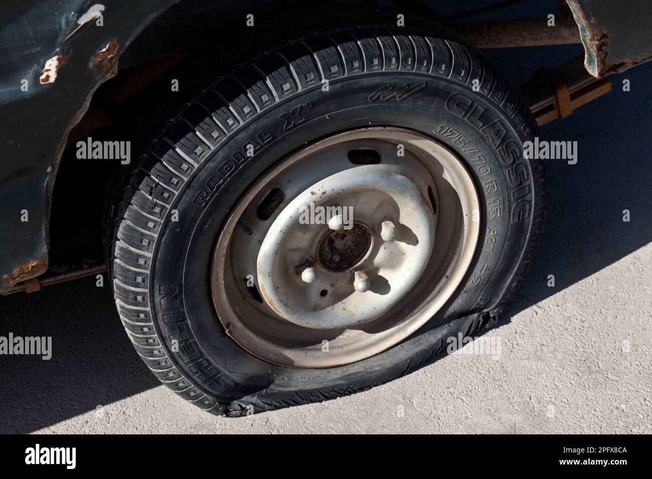 Flat tire car hi-res stock photography and images - Alamy