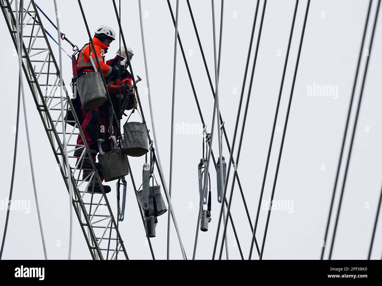 Overhead line fitter hi-res stock photography and images - Alamy