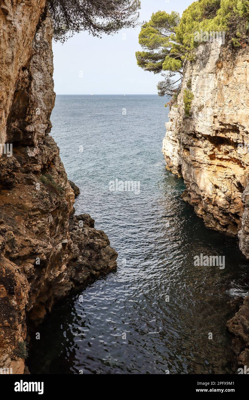 Vertical cliff rock formation hi-res stock photography and images - Alamy