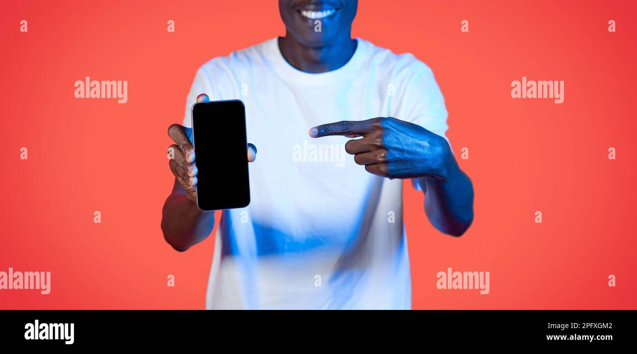 Black guy hand smartphone hi-res stock photography and images - Alamy