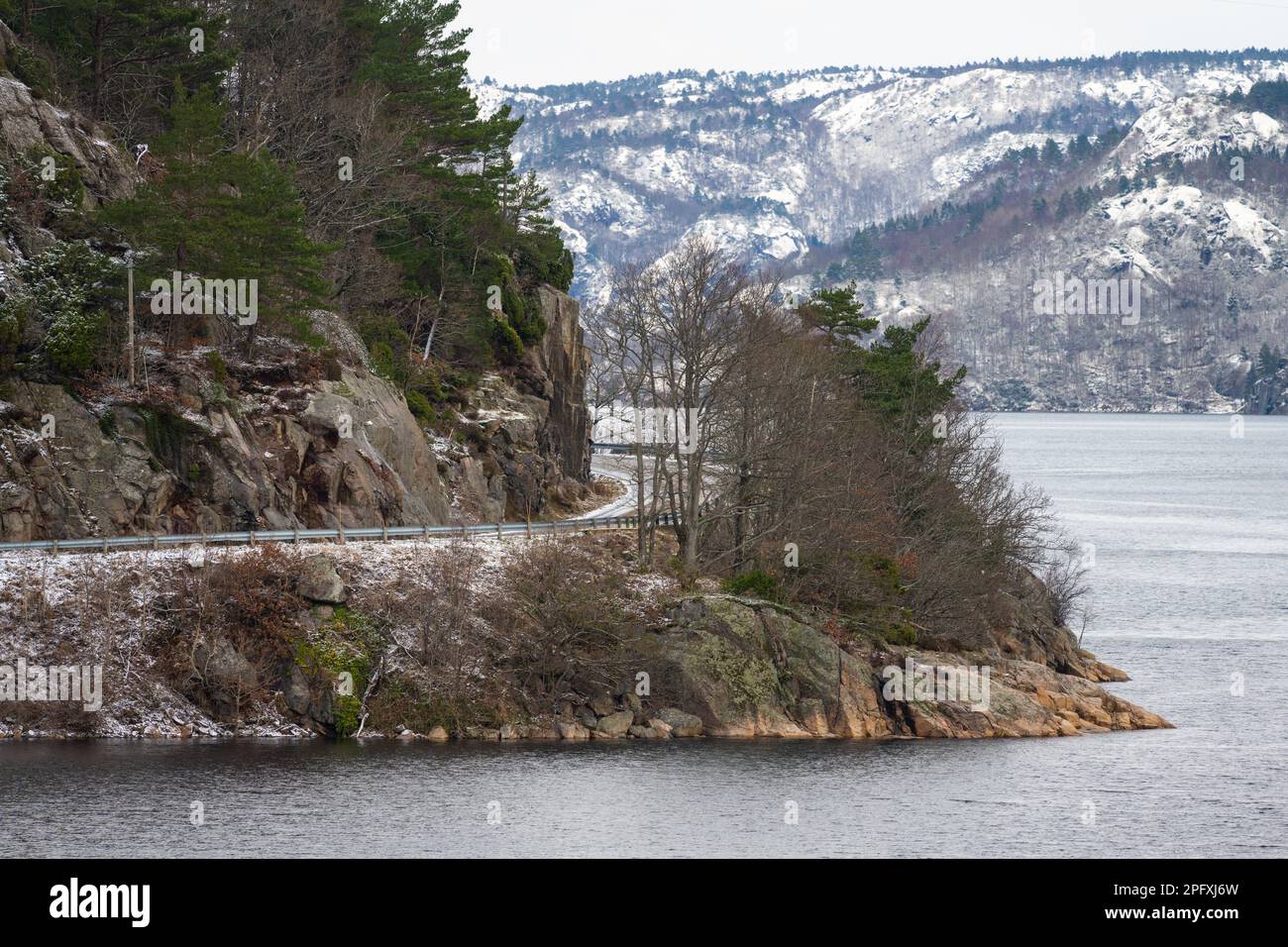 Cliffside road hi-res stock photography and images - Alamy
