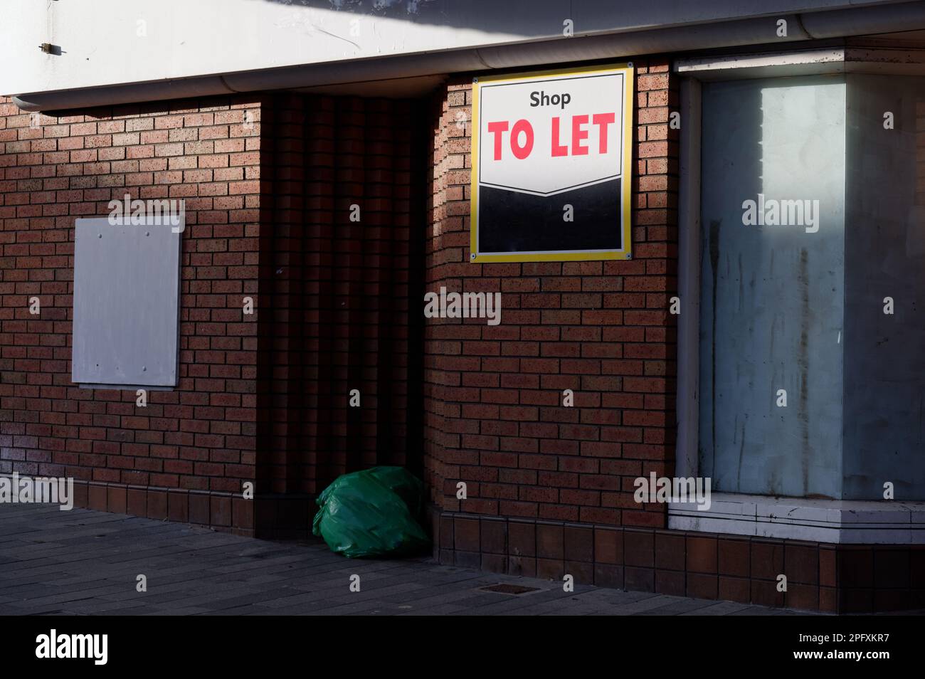 Shop to let sign due to closed business Stock Photo - Alamy