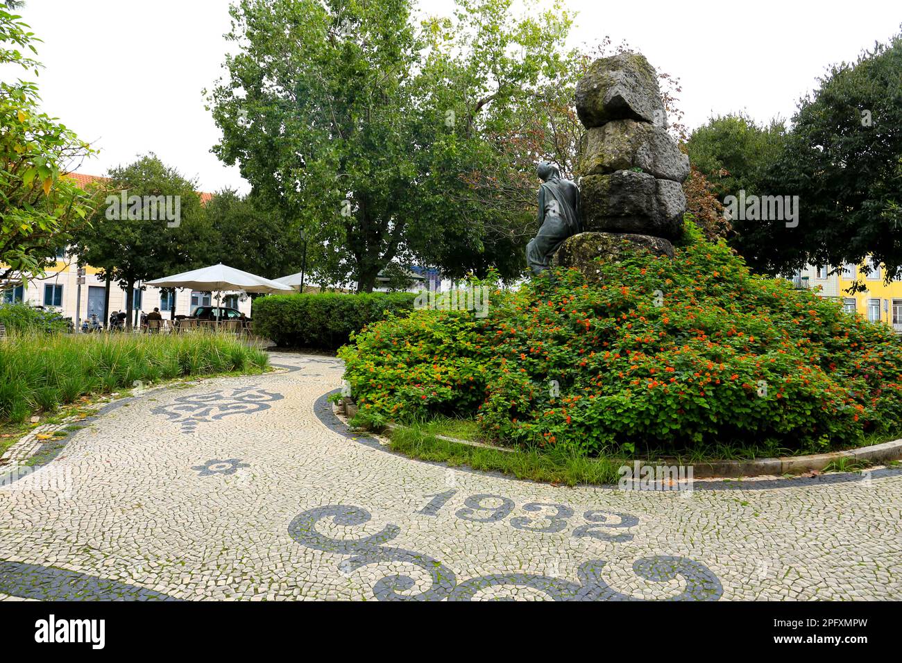 Beautiful cobblestone floor and statue in Principe Real garden in ...