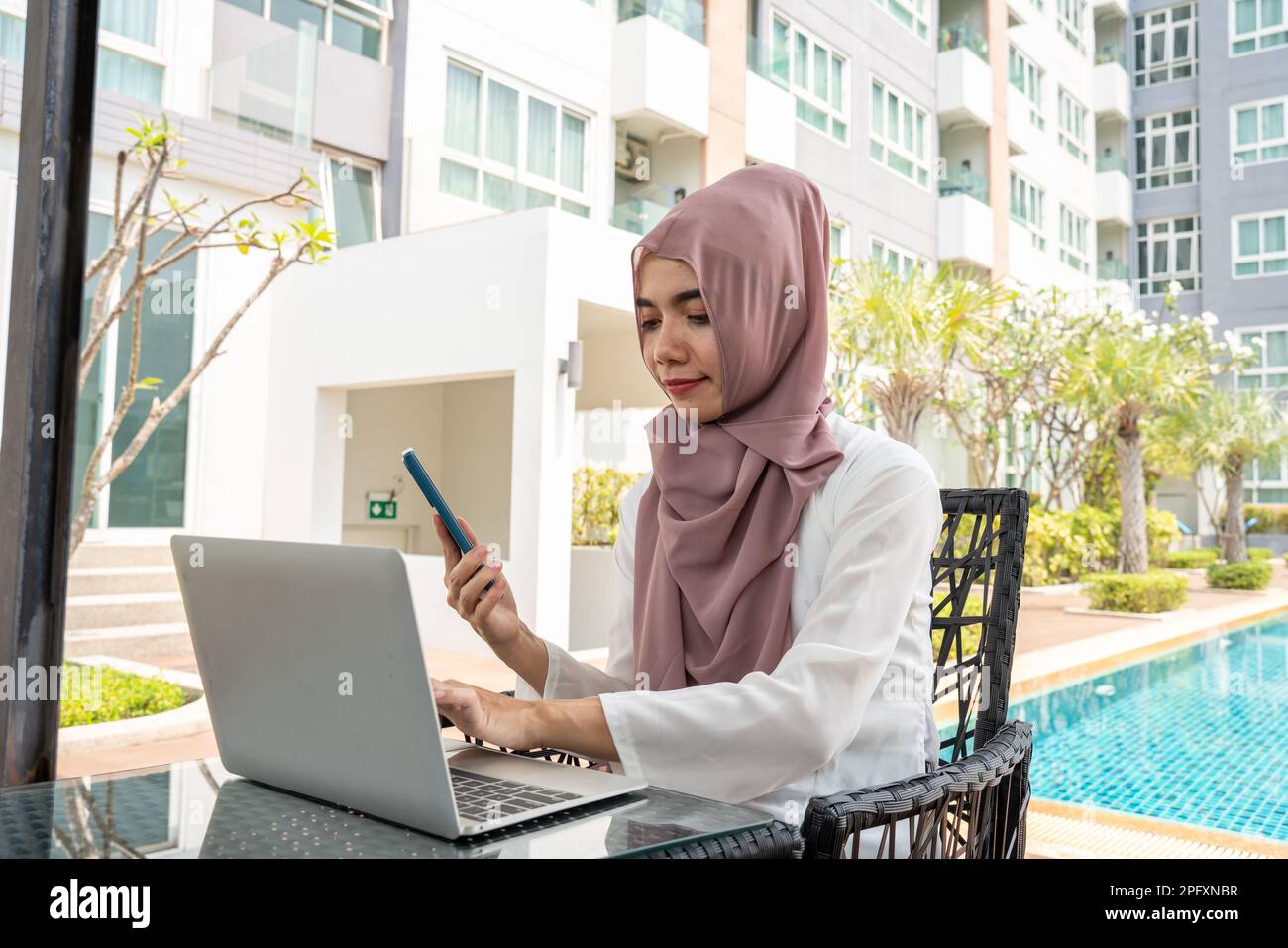 Woman with dish dasha working in his business office of Dubai ...