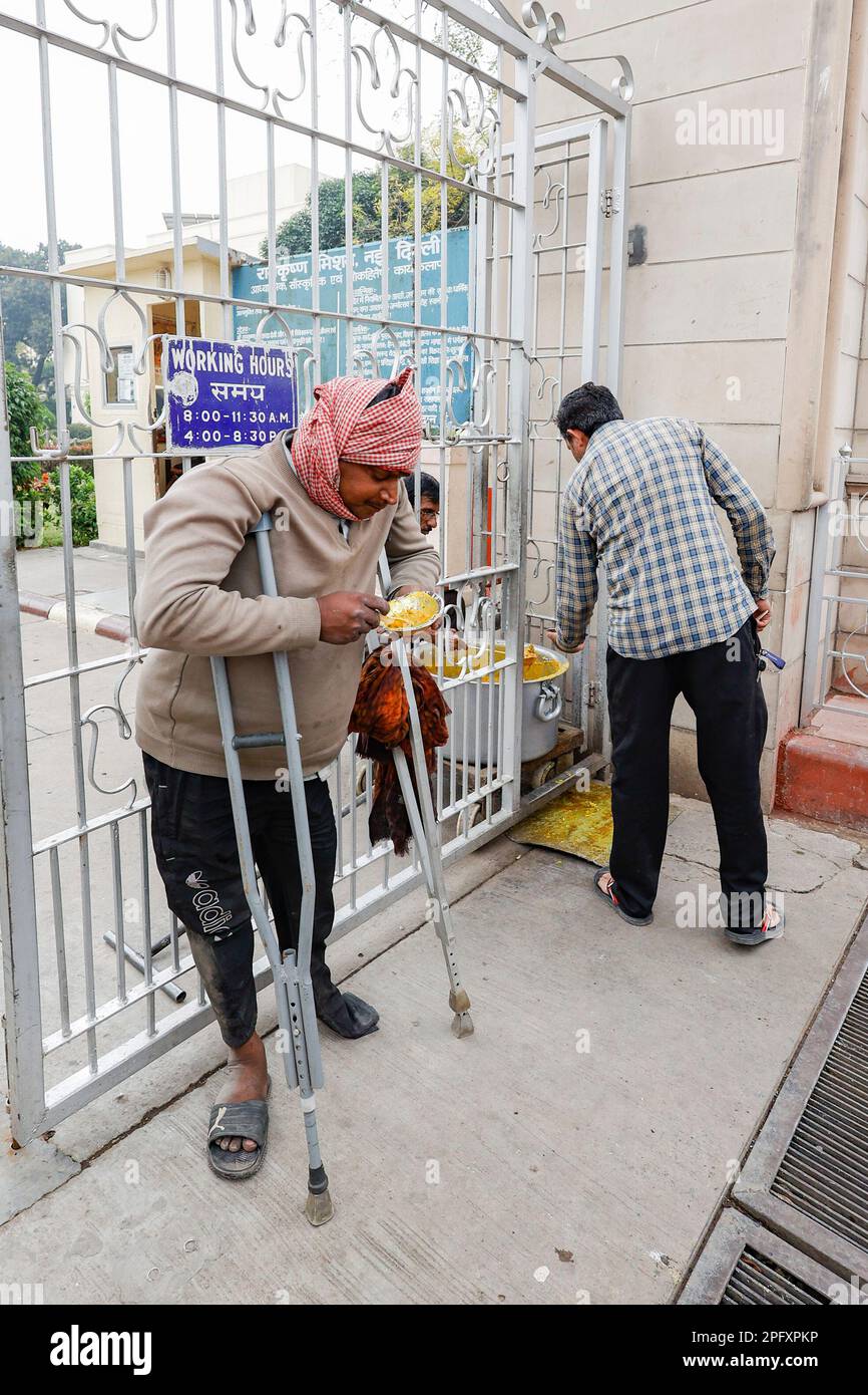 Helping the poor india hi-res stock photography and images - Alamy