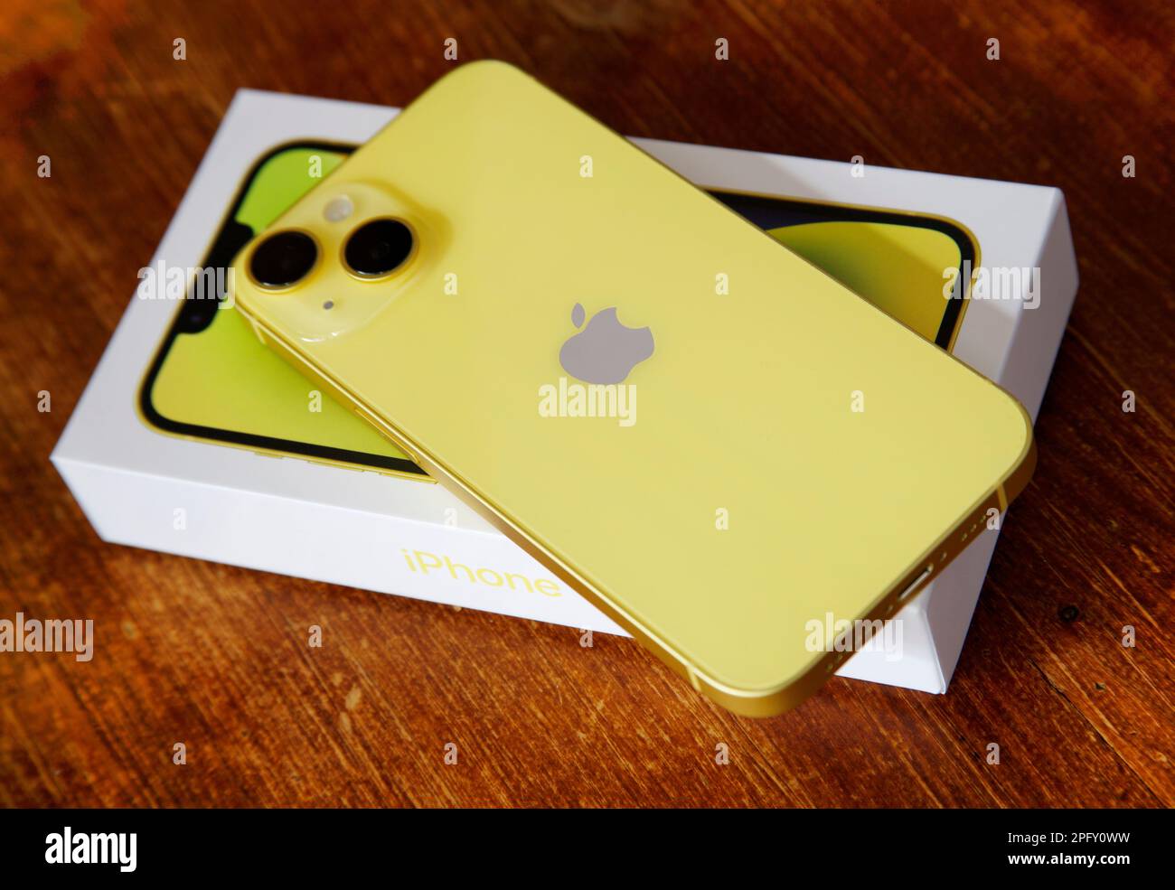 Iphone 14 yellow hi-res stock photography and images - Alamy