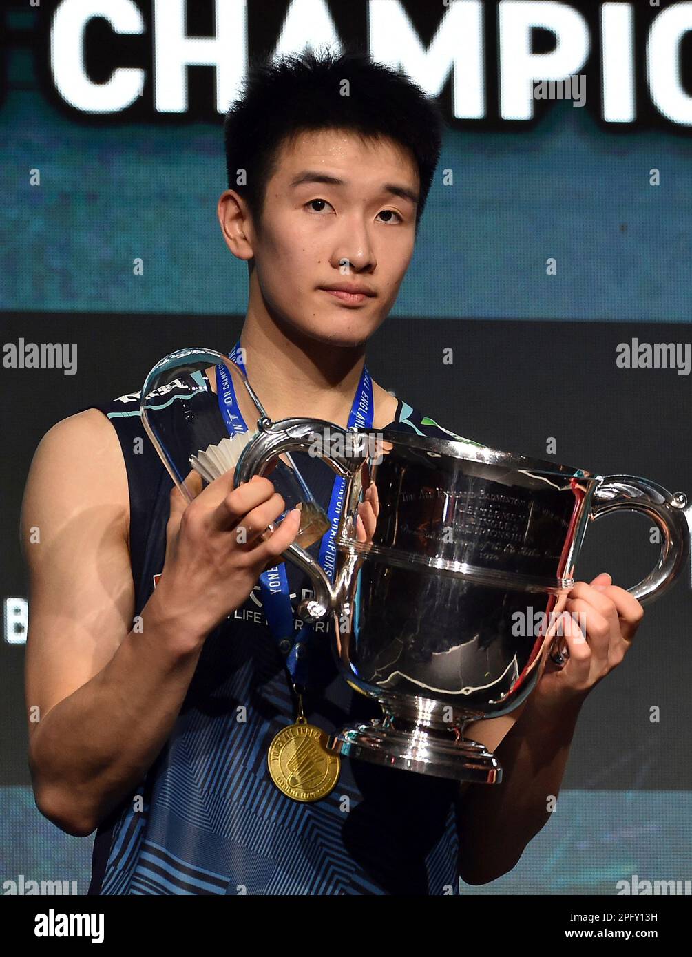 China's Li Shi Feng poses with trophy after winning the men's final ...