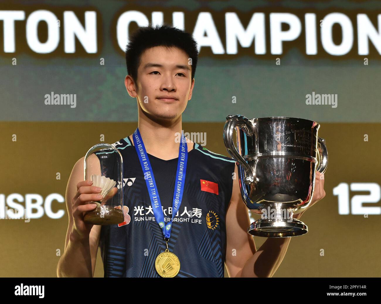 China's Li Shi Feng poses with trophy after winning the men's final ...