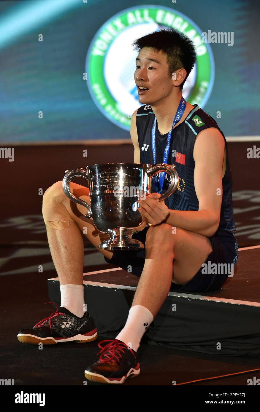 China's Li Shi Feng poses with trophy after winning the men's final ...
