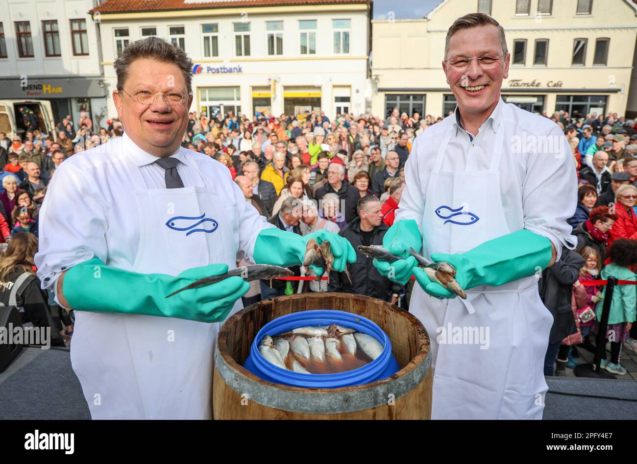 Verden, Germany. 19th Mar, 2023. Andreas Philippi (SPD, l), Minister of ...