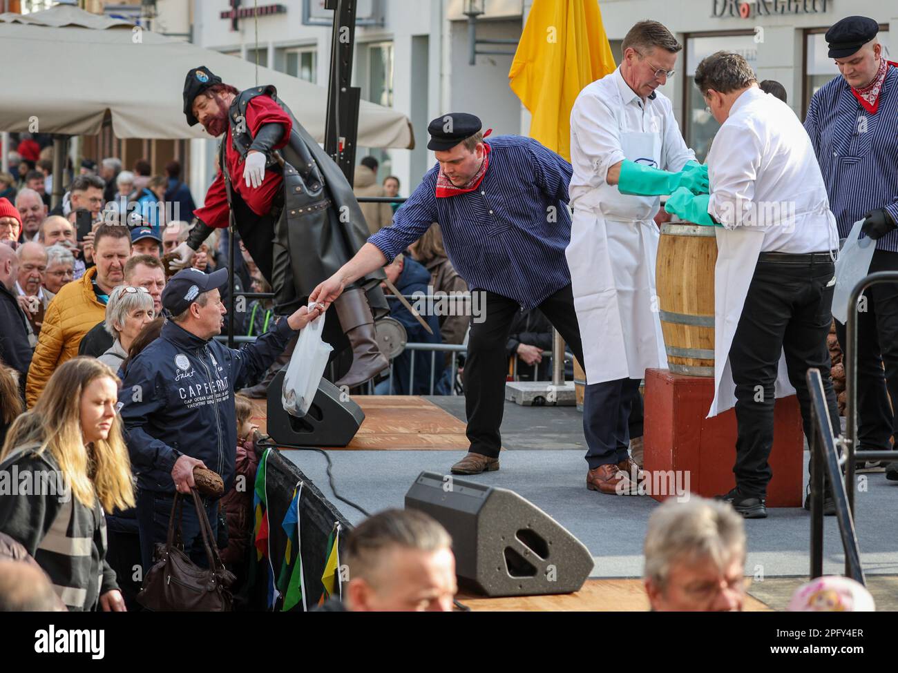 19 March 2023, Lower Saxony, Verden: Actor Bernd Maas (back l) in the ...