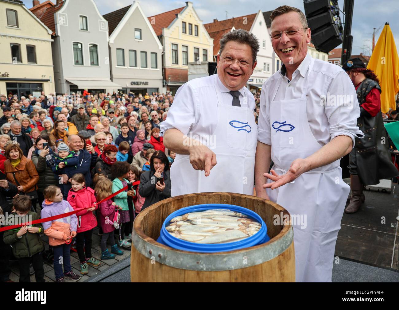 Verden, Germany. 19th Mar, 2023. Andreas Philippi (SPD, l), Minister of ...
