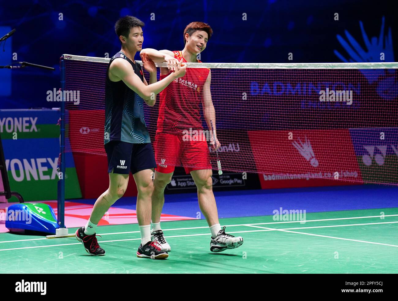 China's Li Shi Feng celebrates victory over Shi Yu Qi (right) in the ...