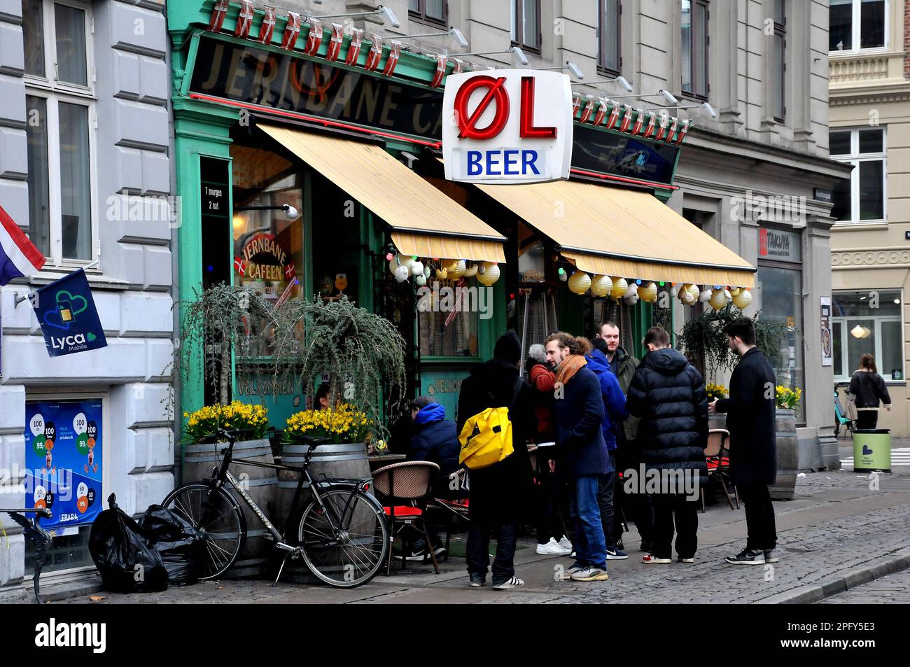 Trael and drink hi-res stock photography and images - Alamy