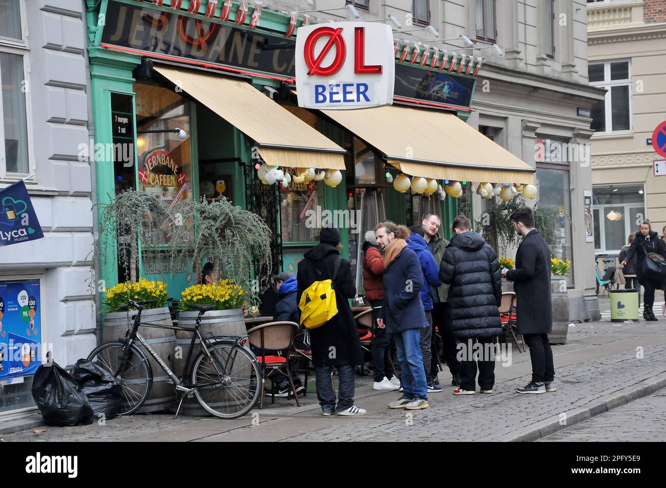 Trael and drink hi-res stock photography and images - Alamy