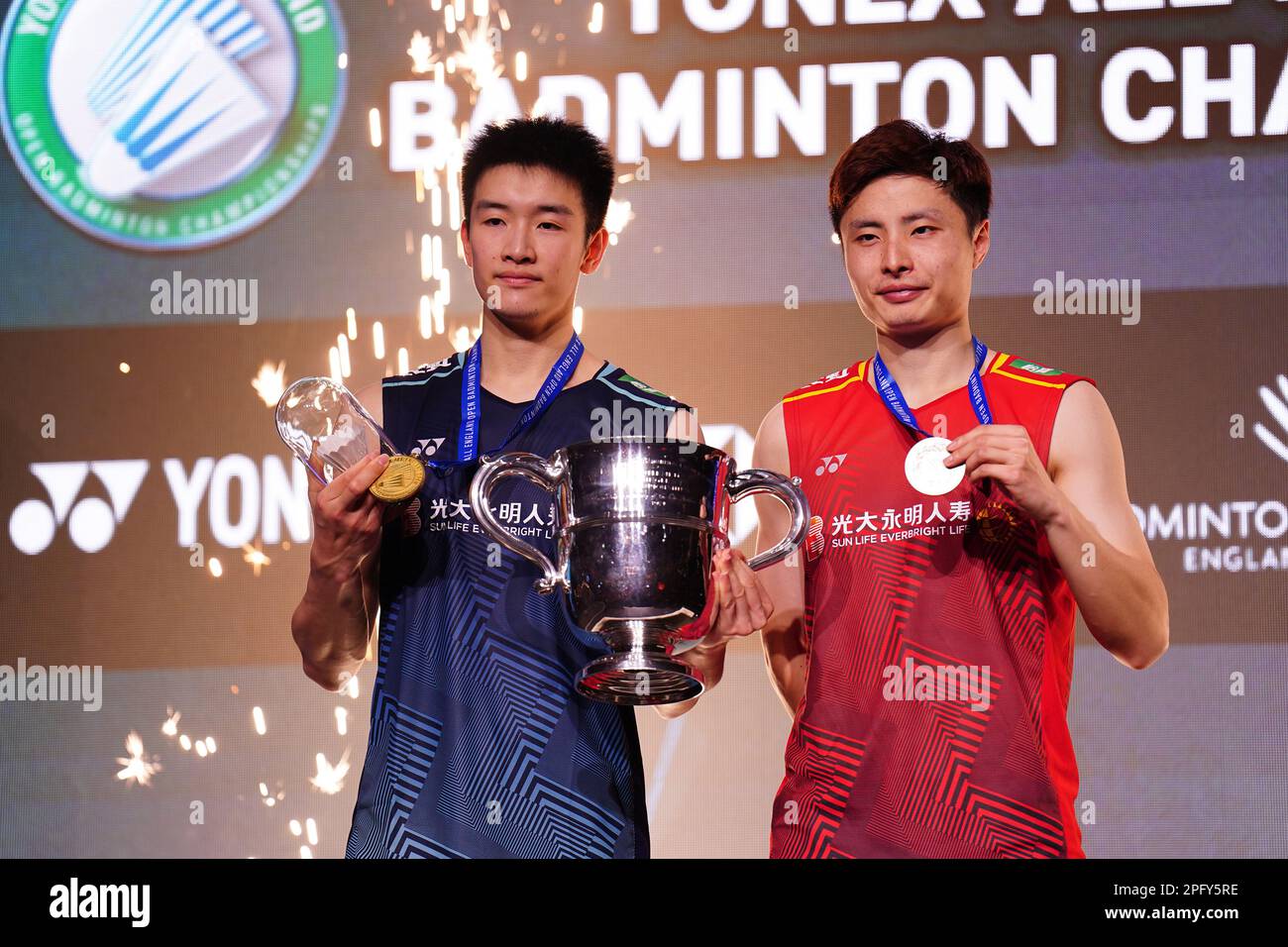 China's Li Shi Feng celebrates victory over Shi Yu Qi (right) in the ...