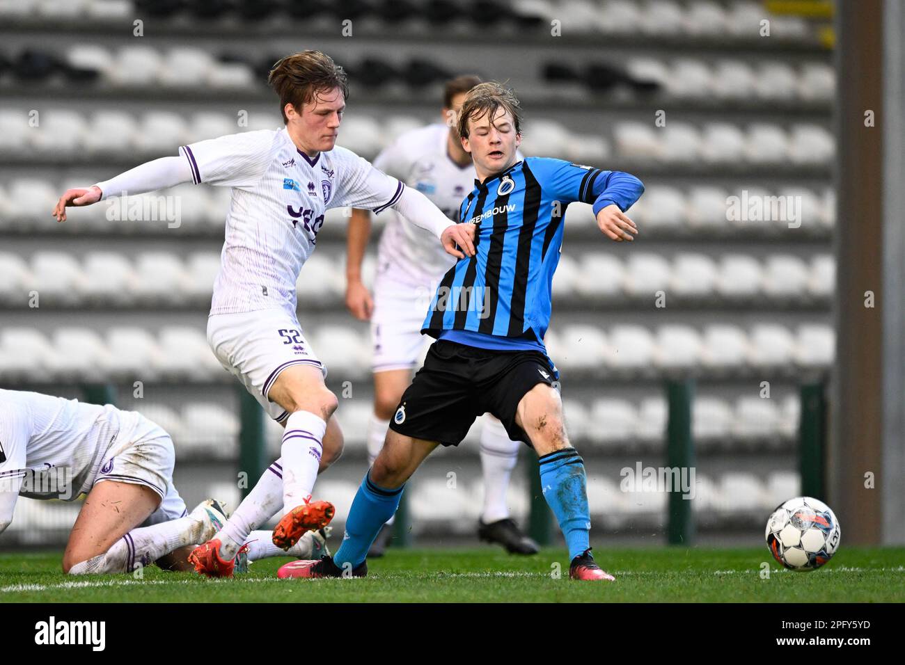 Beerschot's Axl Van Himbeeck and Club NXT's Lenn De Smet fight for the ...