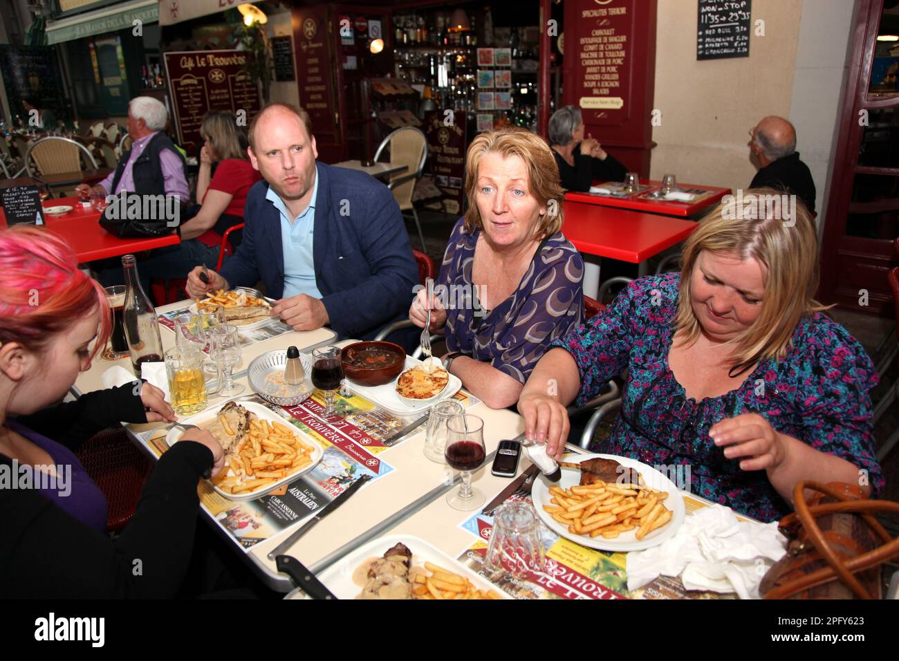 France restaurant dinner family hi-res stock photography and images - Alamy