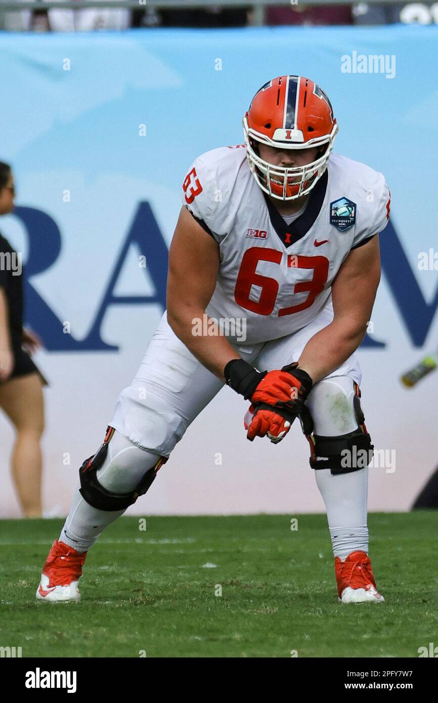 Illinois Fighting Illini offensive lineman Alex Palczewski (63 ...