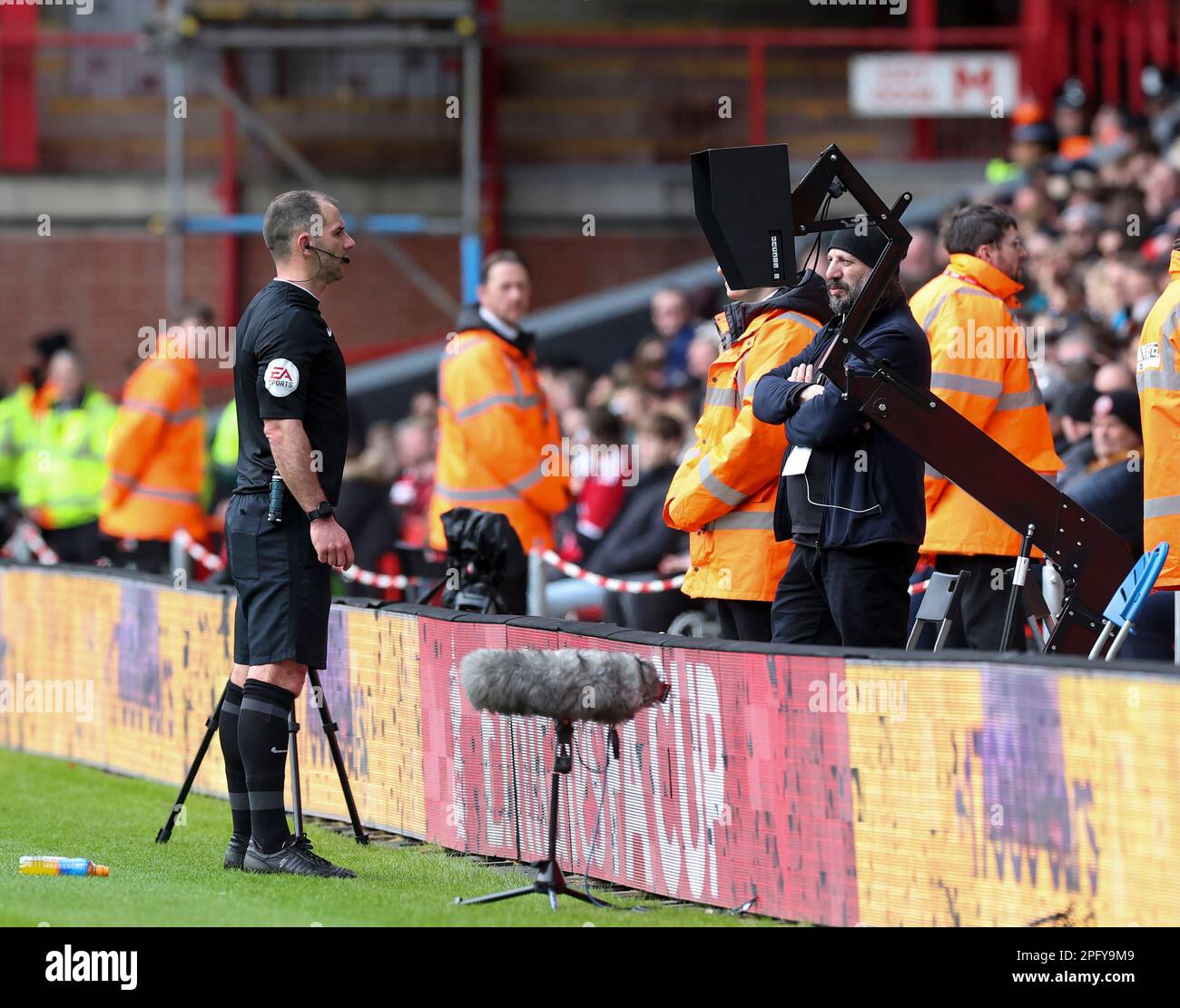 Tim robinson referee hi-res stock photography and images - Alamy