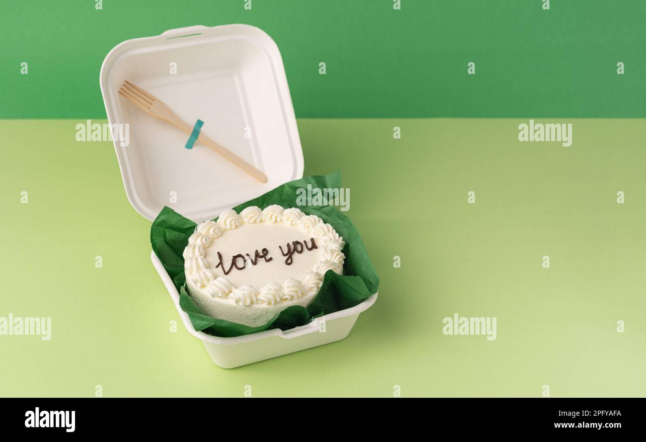 Small bento cake In box on the minimalistic background Stock Photo - Alamy