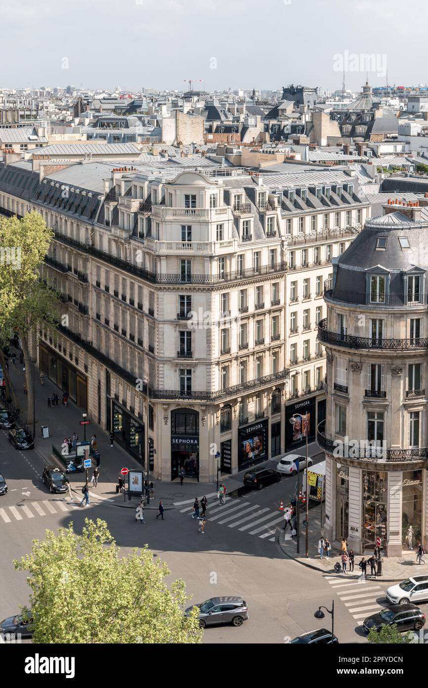 Above the rooftops of Paris with a view of the magnificent Haussmann ...