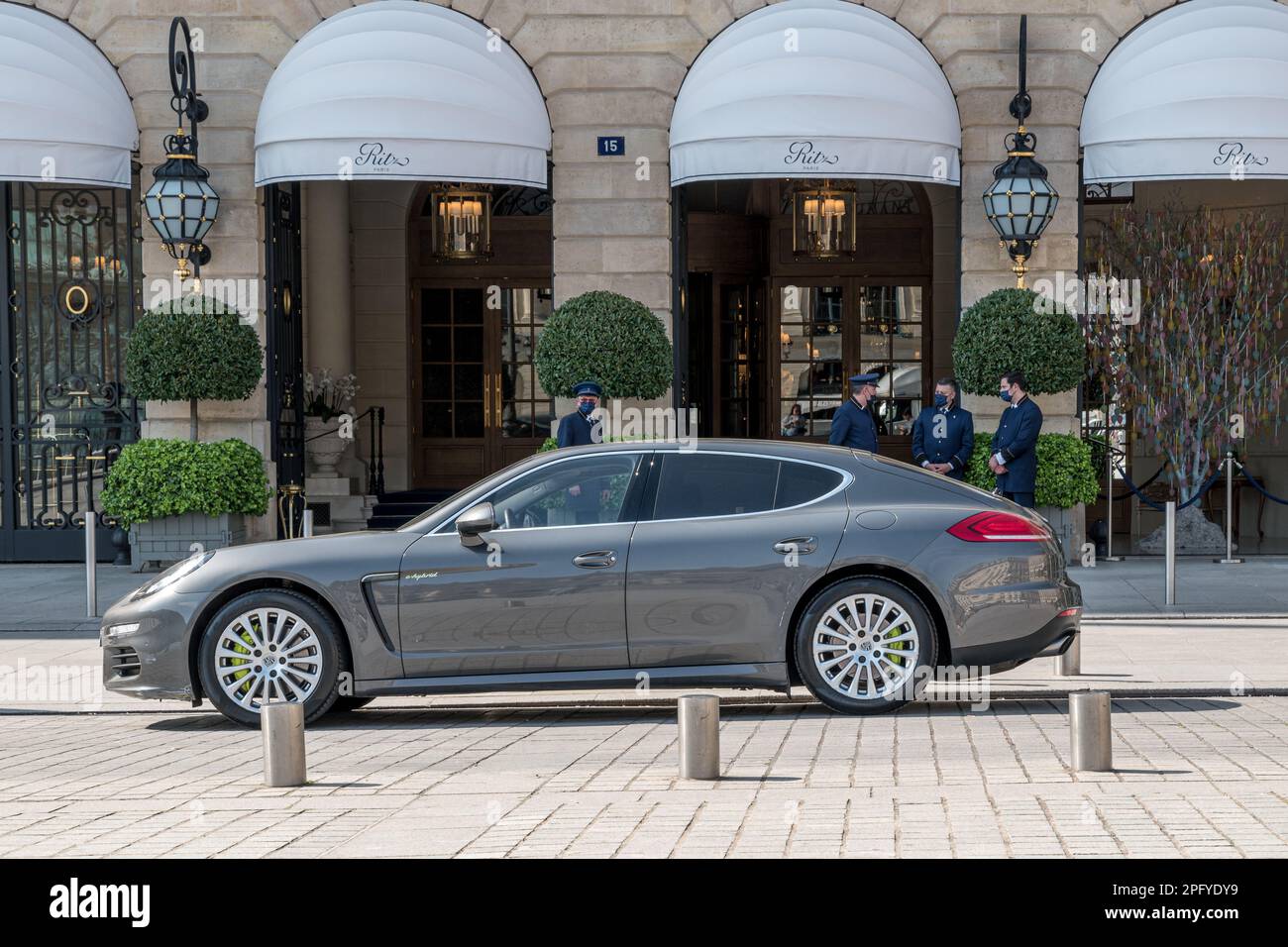 Ritz paris entrance hi-res stock photography and images - Alamy
