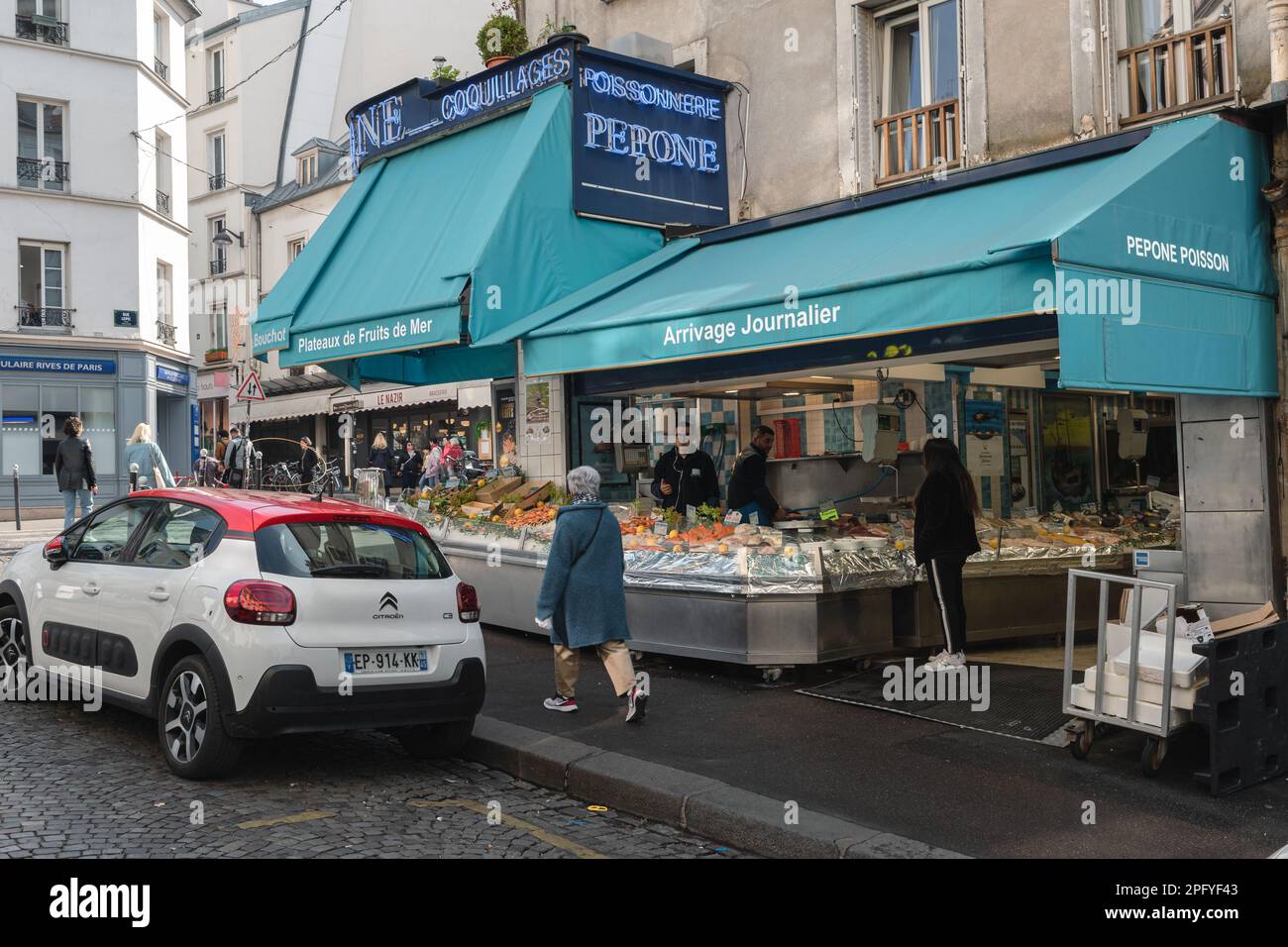 View of the Poissonnerie pepone seafood store in Paris Stock Photo - Alamy