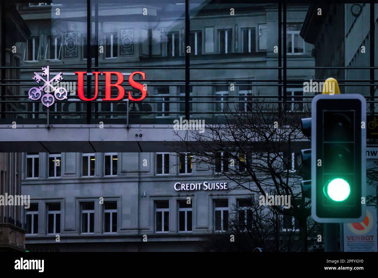 A traffic light signals green in front of the logos of the Swiss banks ...