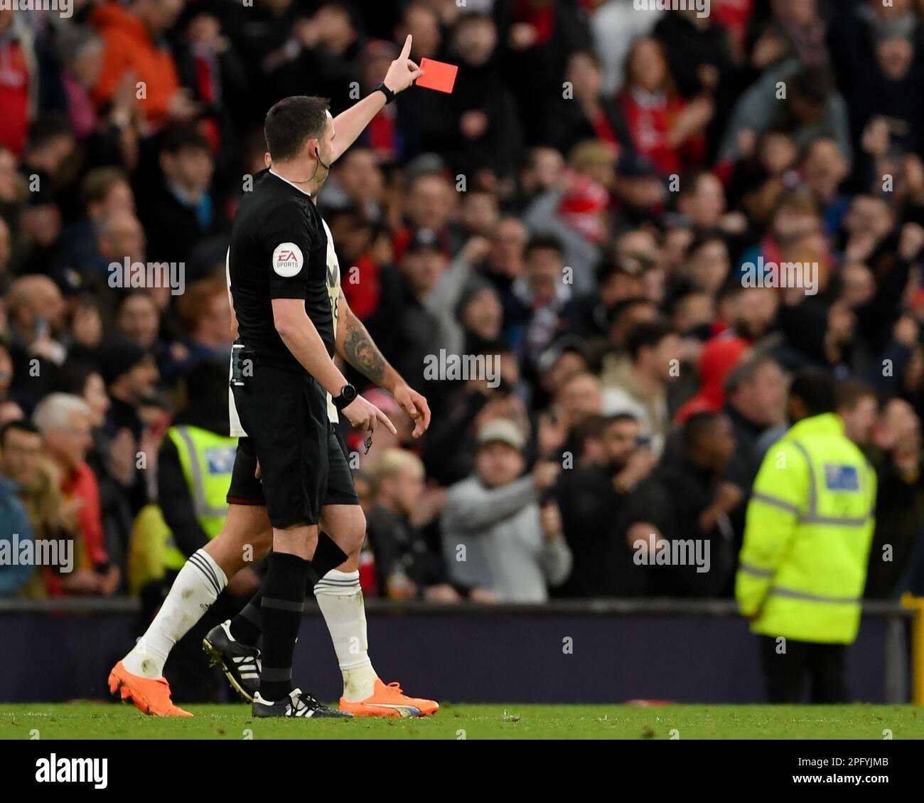 Chris kavanagh red card hi-res stock photography and images - Alamy