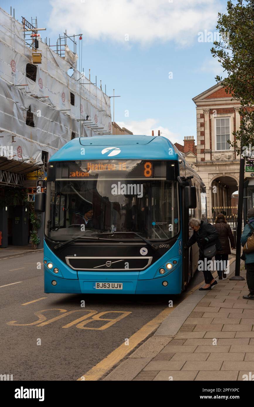 Windsor, Berkshire, England, UK. 2023. Passengers board a single deck ...