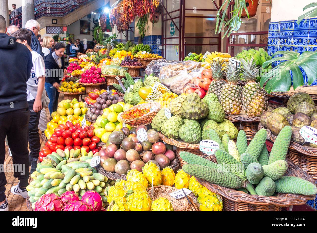 Colourful fruit stall display inside Mercado dos Lavradores (Farmers ...