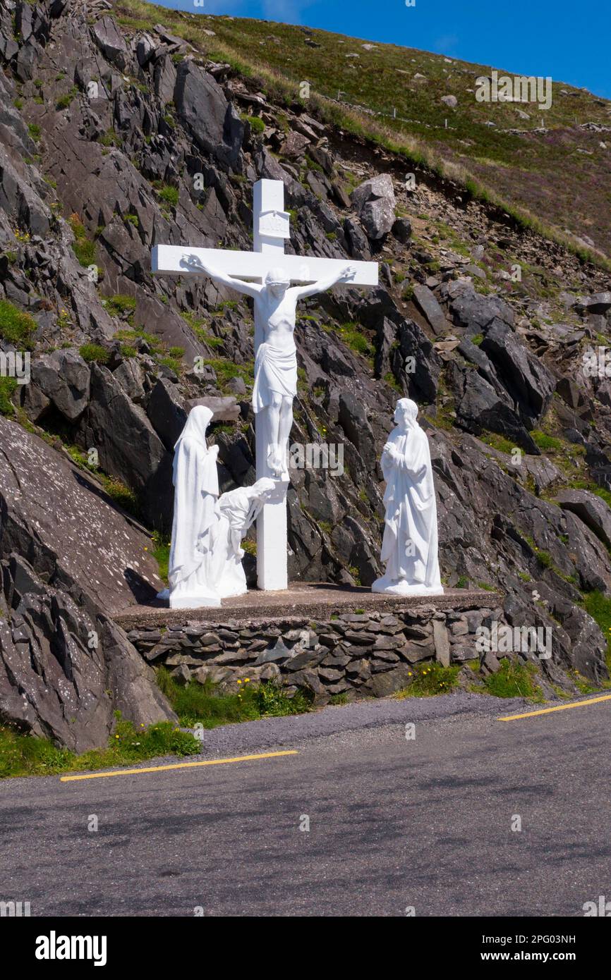 Cross on Slea Head Drive, Dingle Peninsula, County Kerry, Ireland Stock ...