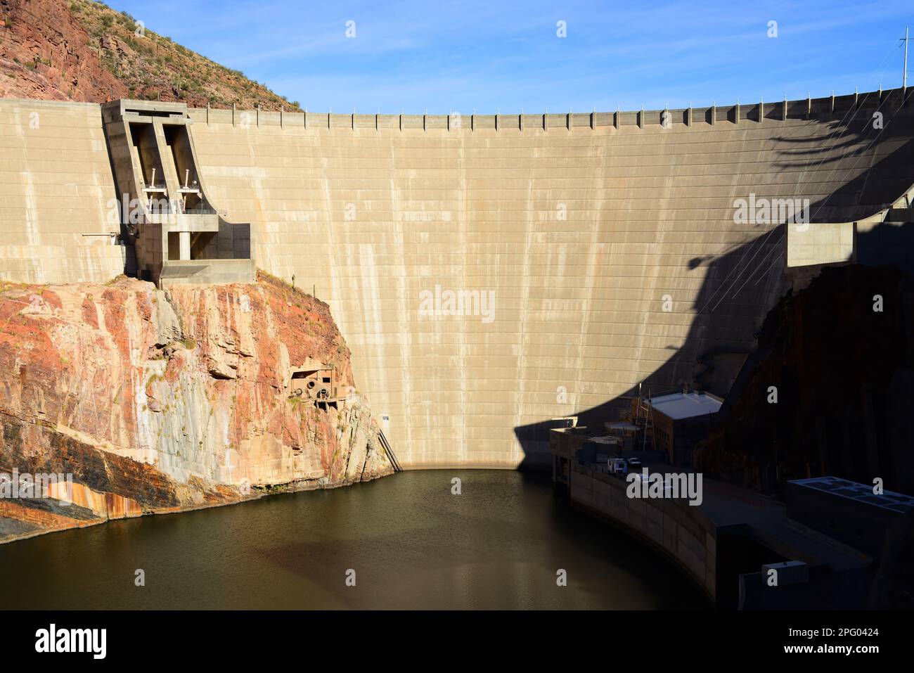 Morning sun on Roosevelt dam in central Arizona Stock Photo - Alamy
