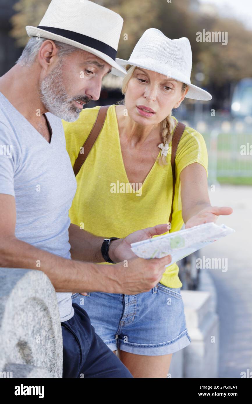 tourist couple exploring a city map Stock Photo - Alamy