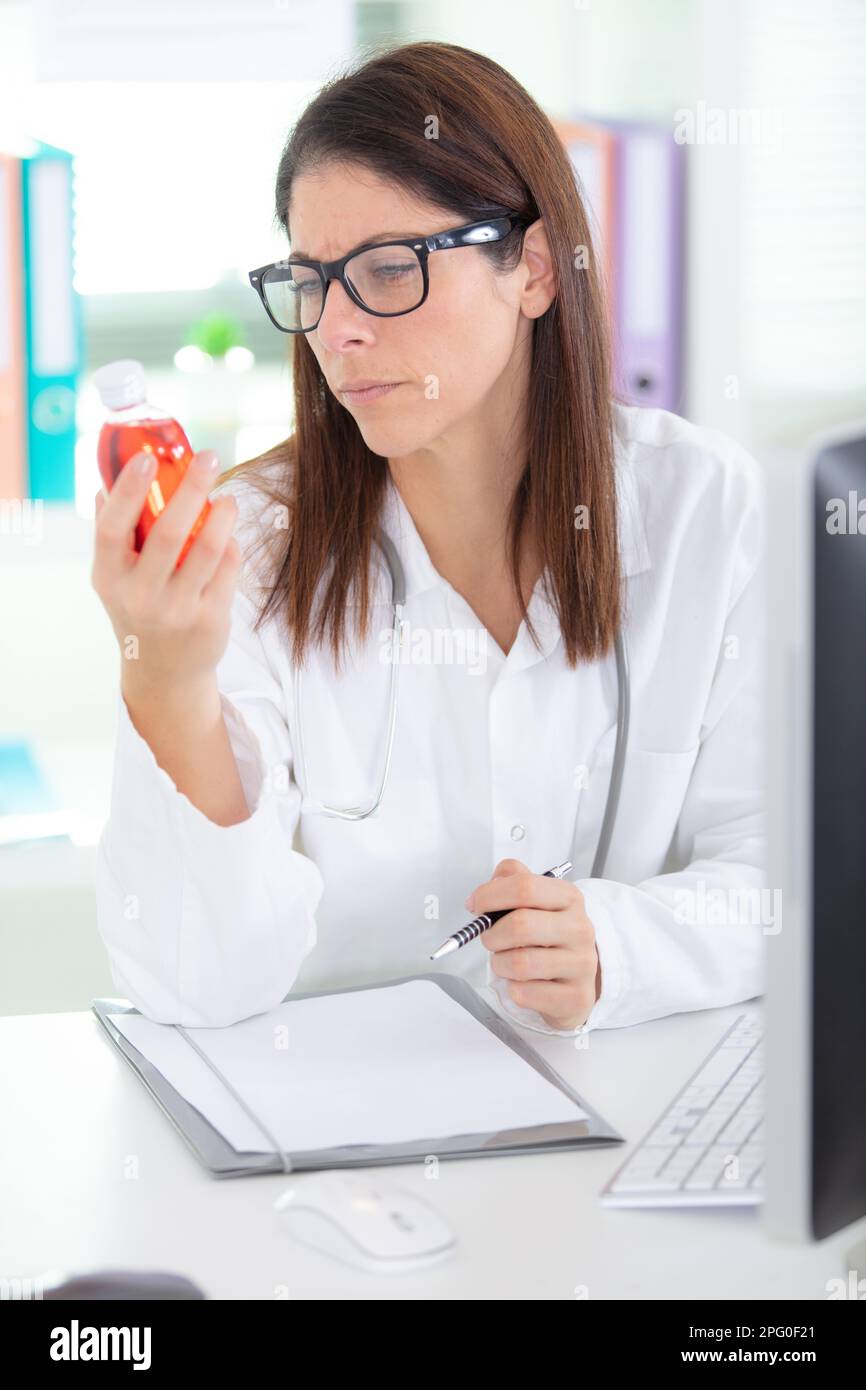 Doctor giving patient note hi-res stock photography and images - Alamy
