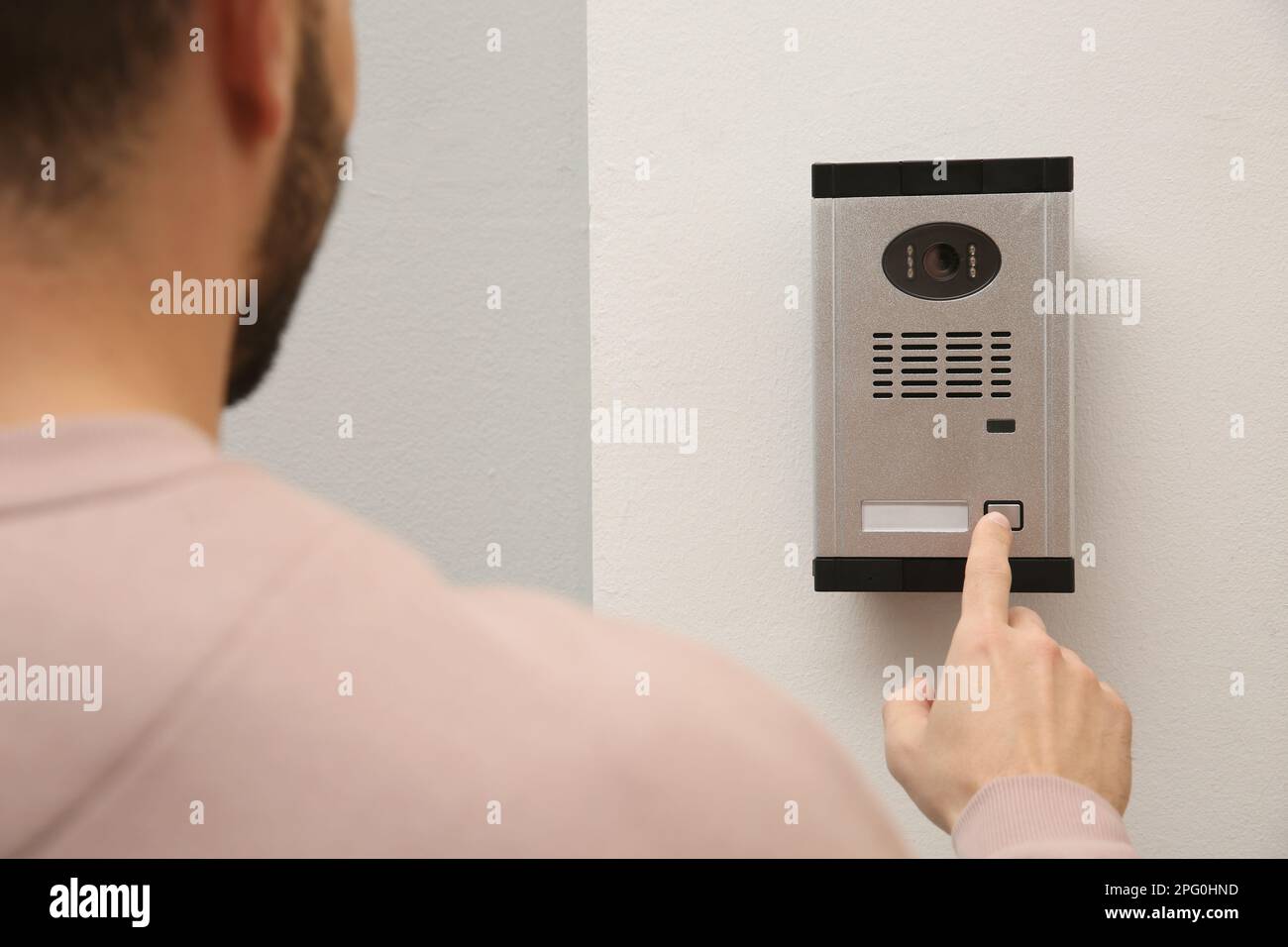 Man ringing door bell hi-res stock photography and images - Alamy