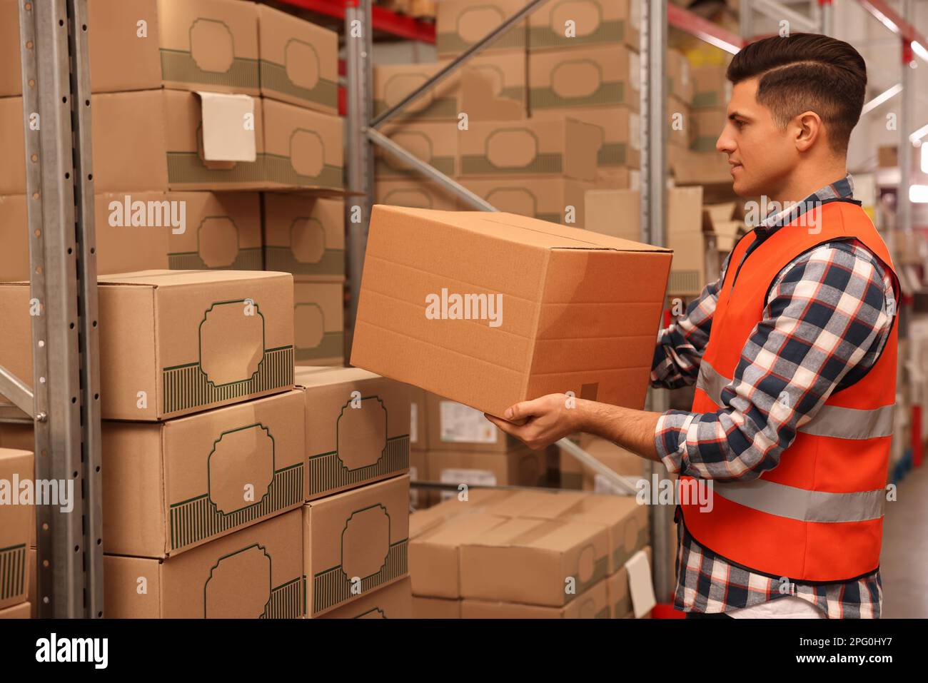 Stacking boxes in warehouse hi-res stock photography and images - Alamy
