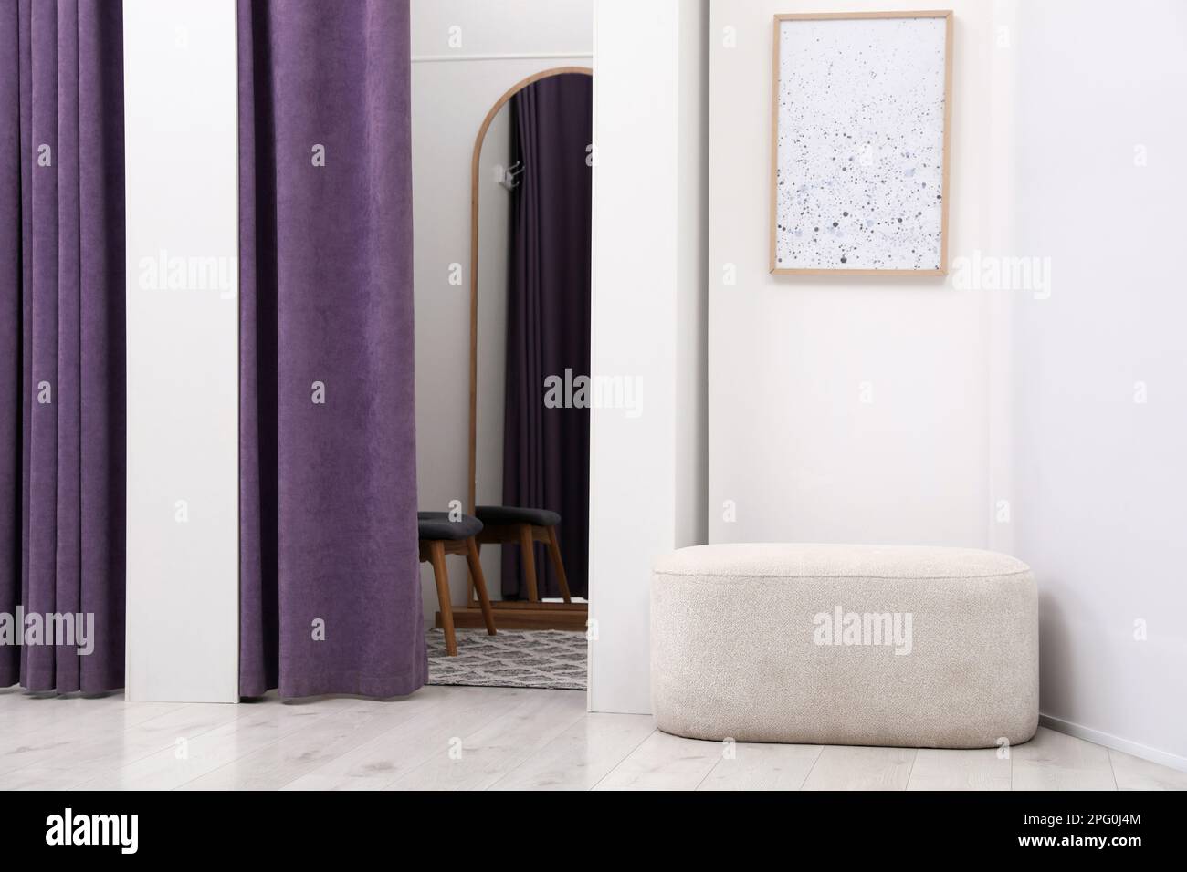 Empty dressing room in fashion store. Stylish interior Stock Photo - Alamy