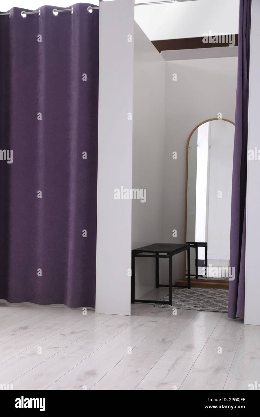 Empty dressing room in fashion store. Stylish interior Stock Photo - Alamy